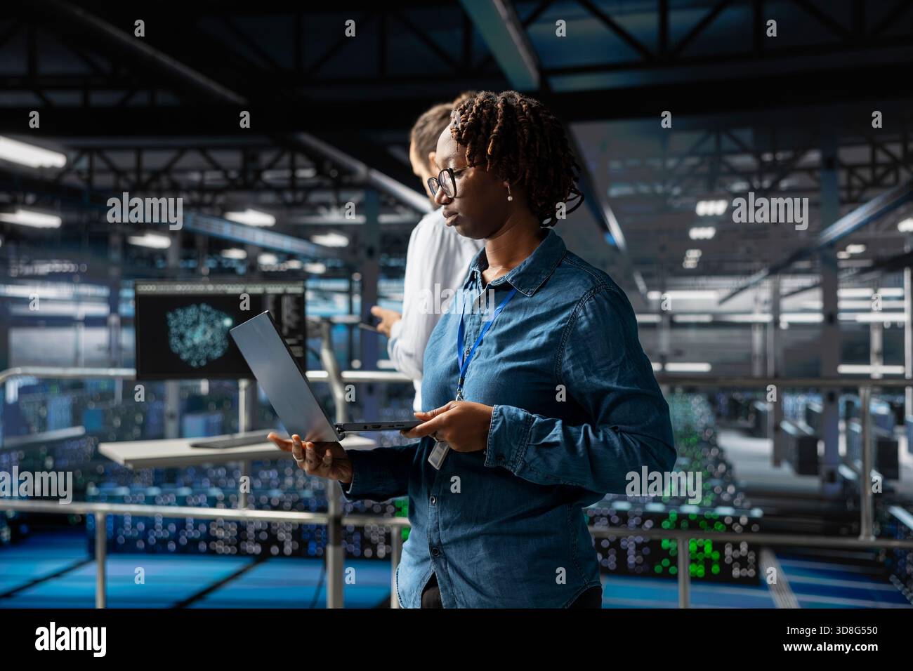 Server farm woman manager hi-res stock photography and images - Alamy