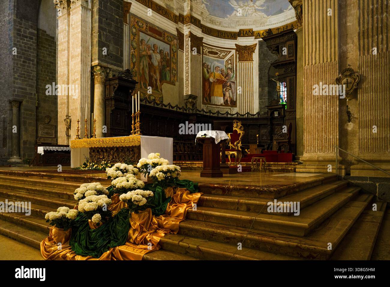 Altar arrangements hi-res stock photography and images - Alamy