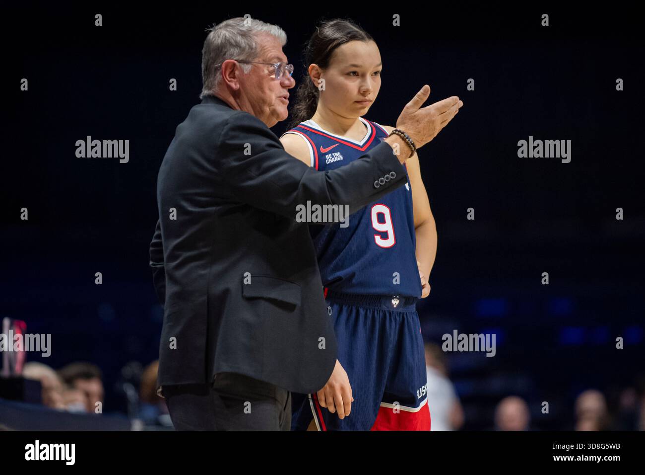 UConn head coach Geno Auriemma talks to guard Kayleigh Heckel (9 ...