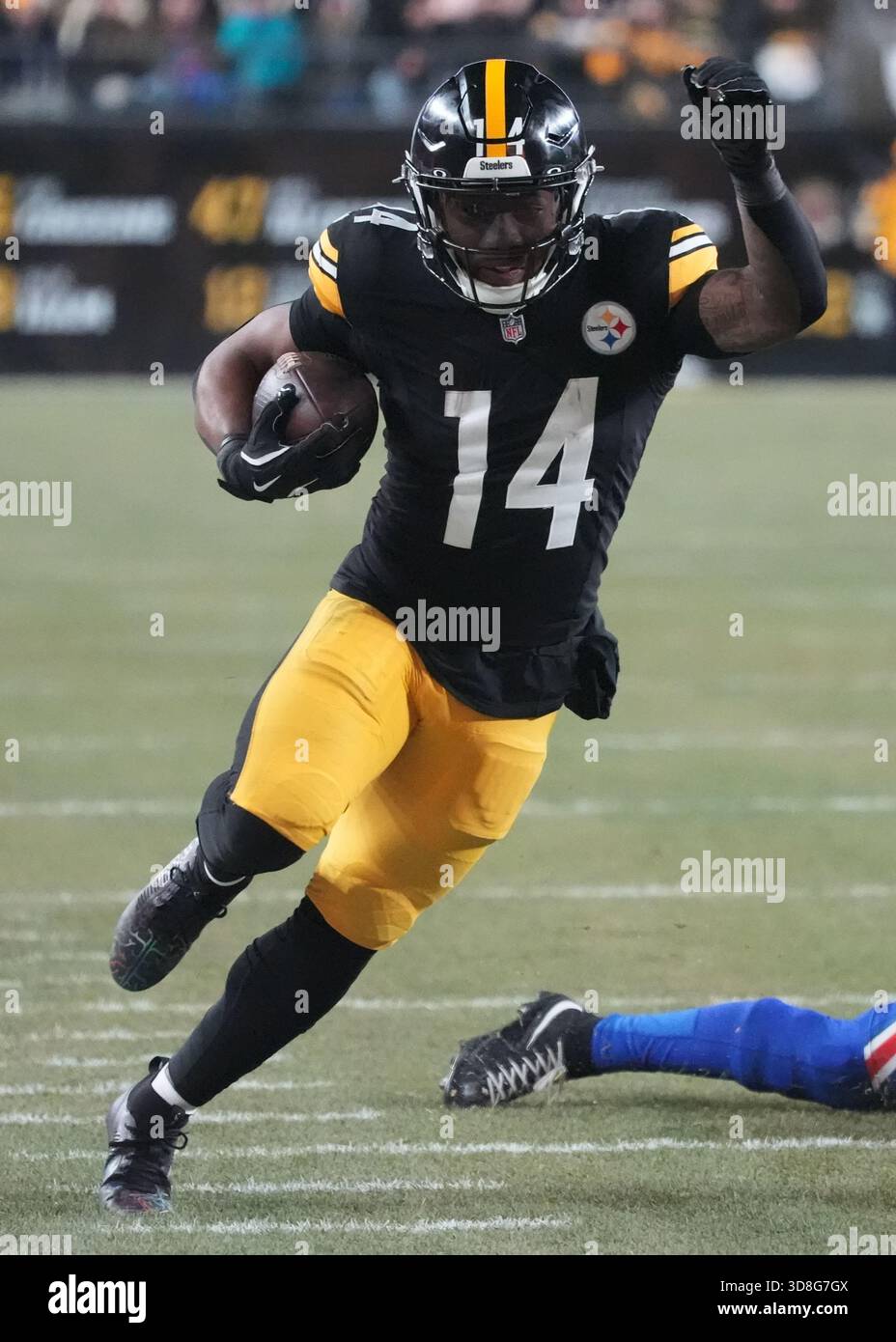 Pittsburgh Steelers running back Kenneth Gainwell (14) runs the ball ...