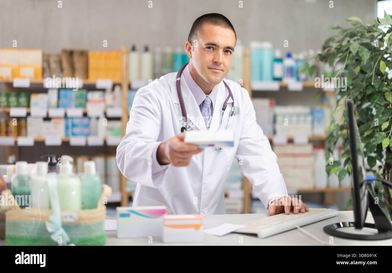 Man pharmacy employee works hi-res stock photography and images - Alamy