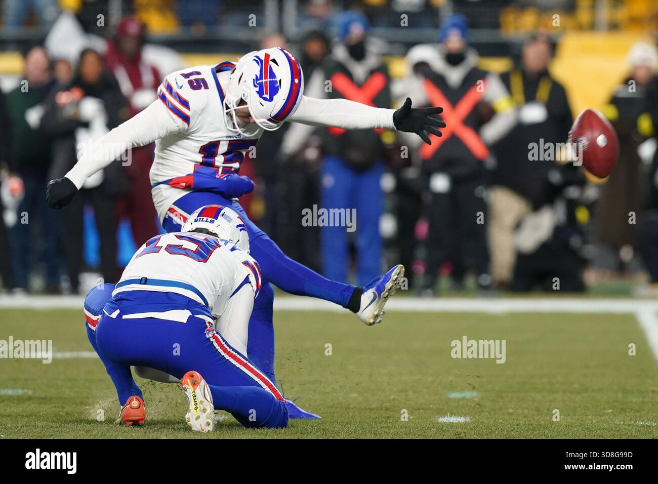 Buffalo Bills place kicker Matt Prater (15) kicks a field goal during ...