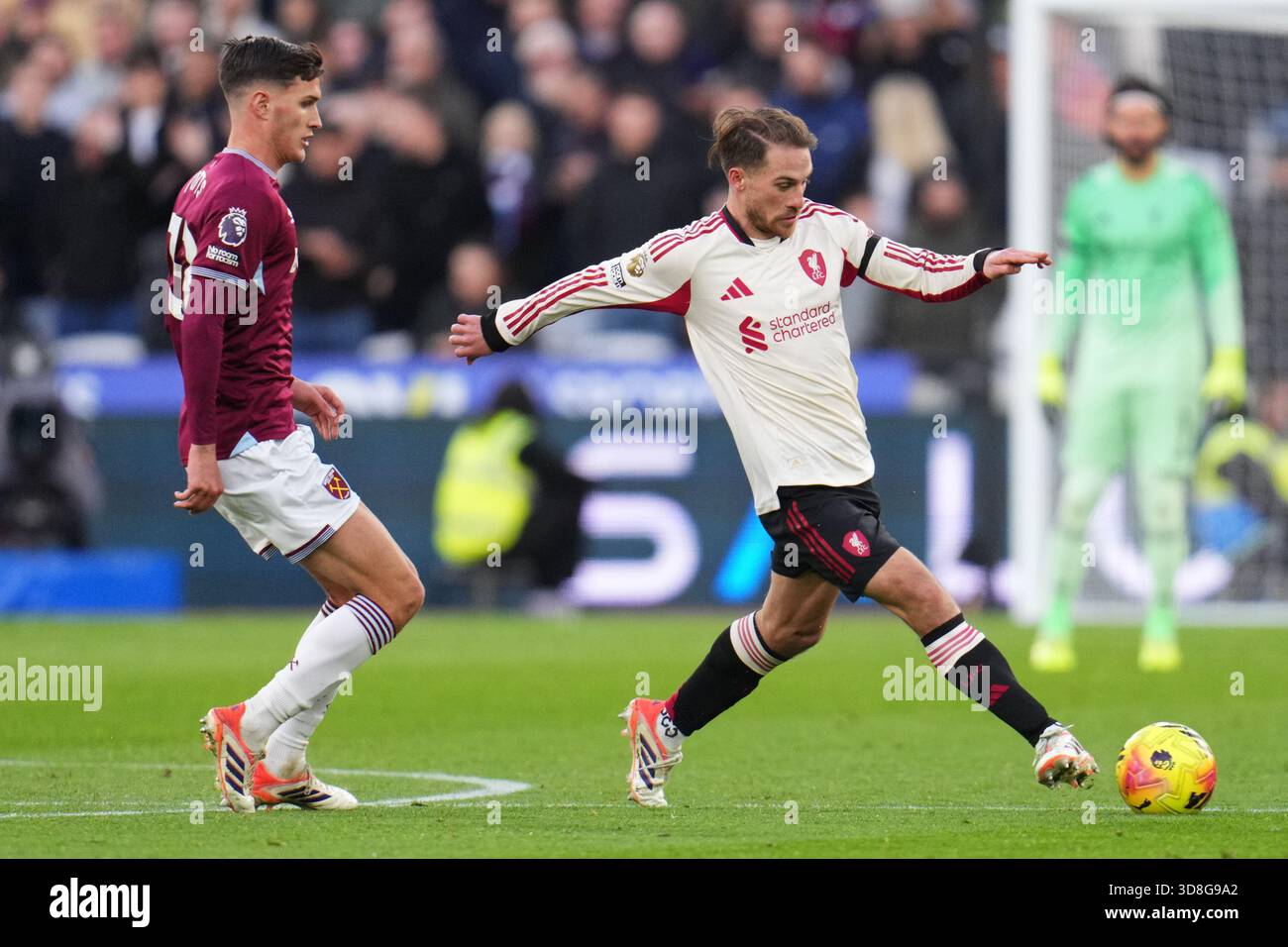 Alexis Mac Allister of Liverpool attempts pass during the Premier ...