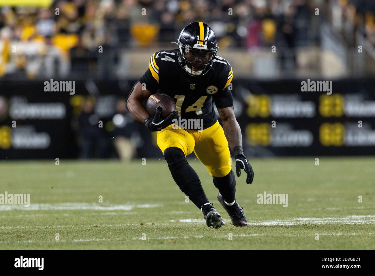 Pittsburgh Steelers running back Kenneth Gainwell (14) runs after a ...