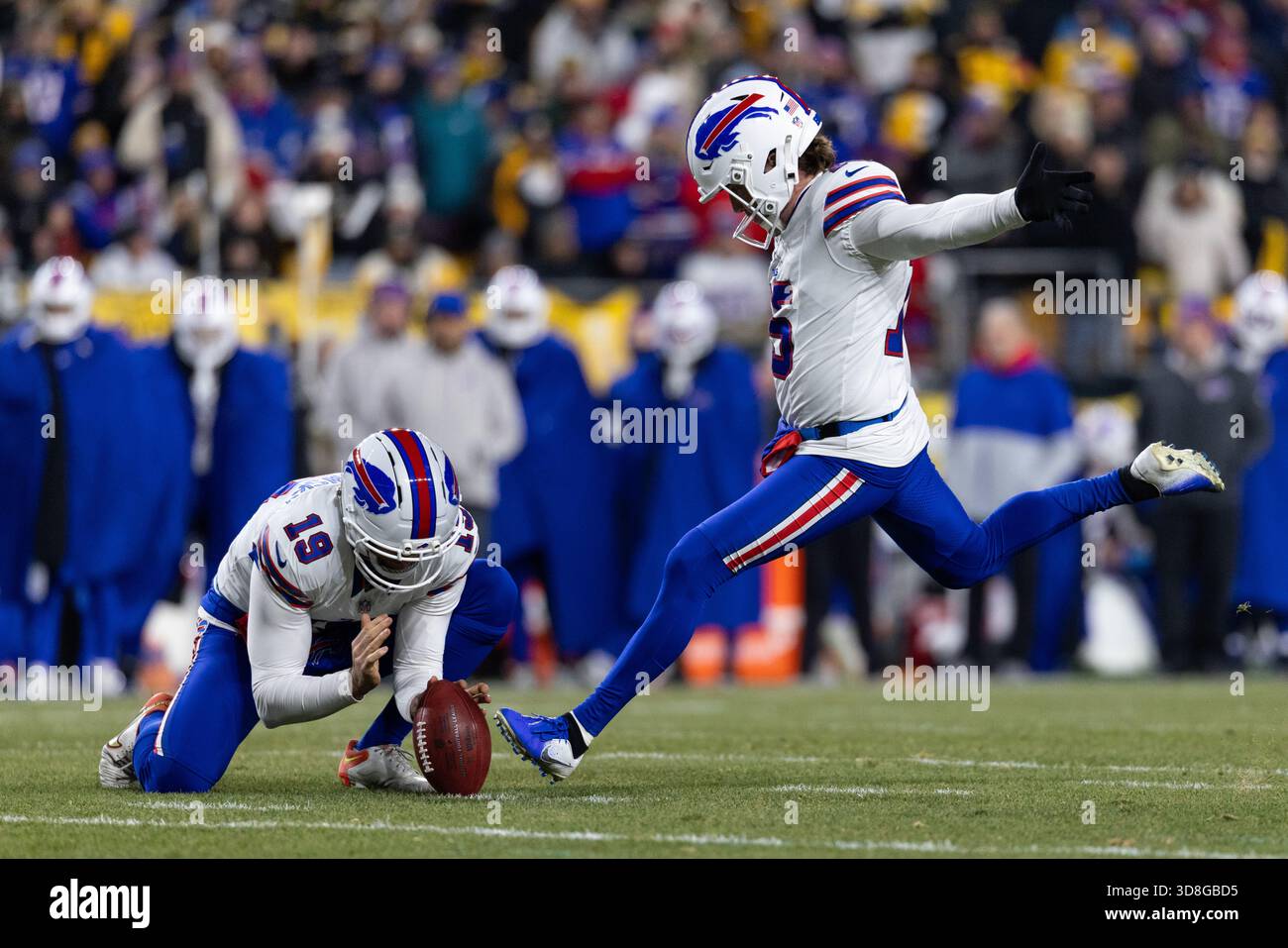 Buffalo Bills place kicker Matt Prater (15) kicks a field goal during ...
