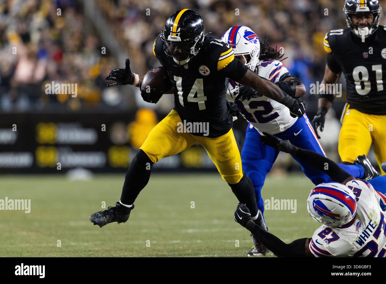 Pittsburgh Steelers running back Kenneth Gainwell (14) runs after a ...