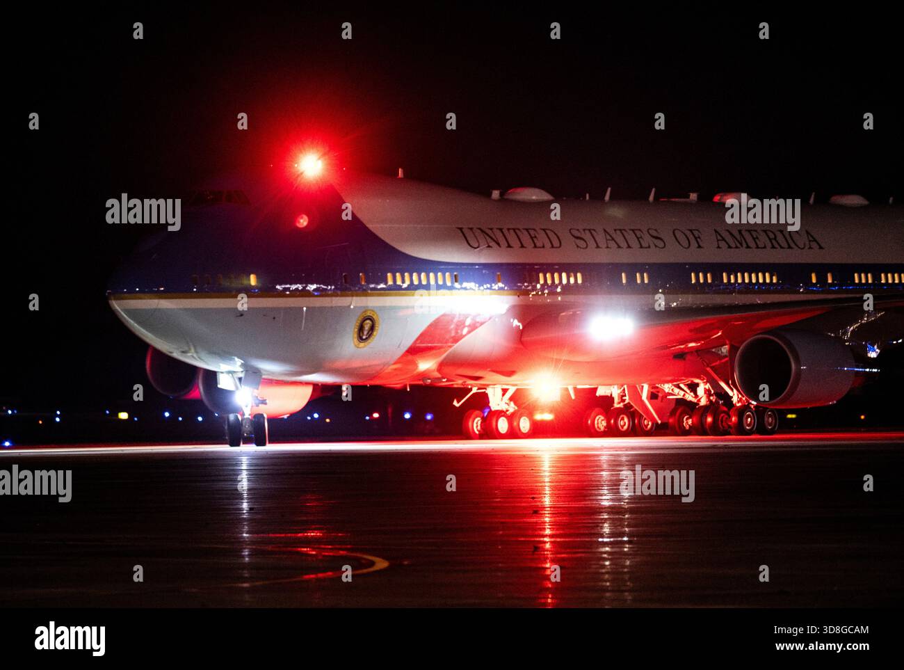 Air Force One with President Donald Trump and First Lady Melania Trump ...