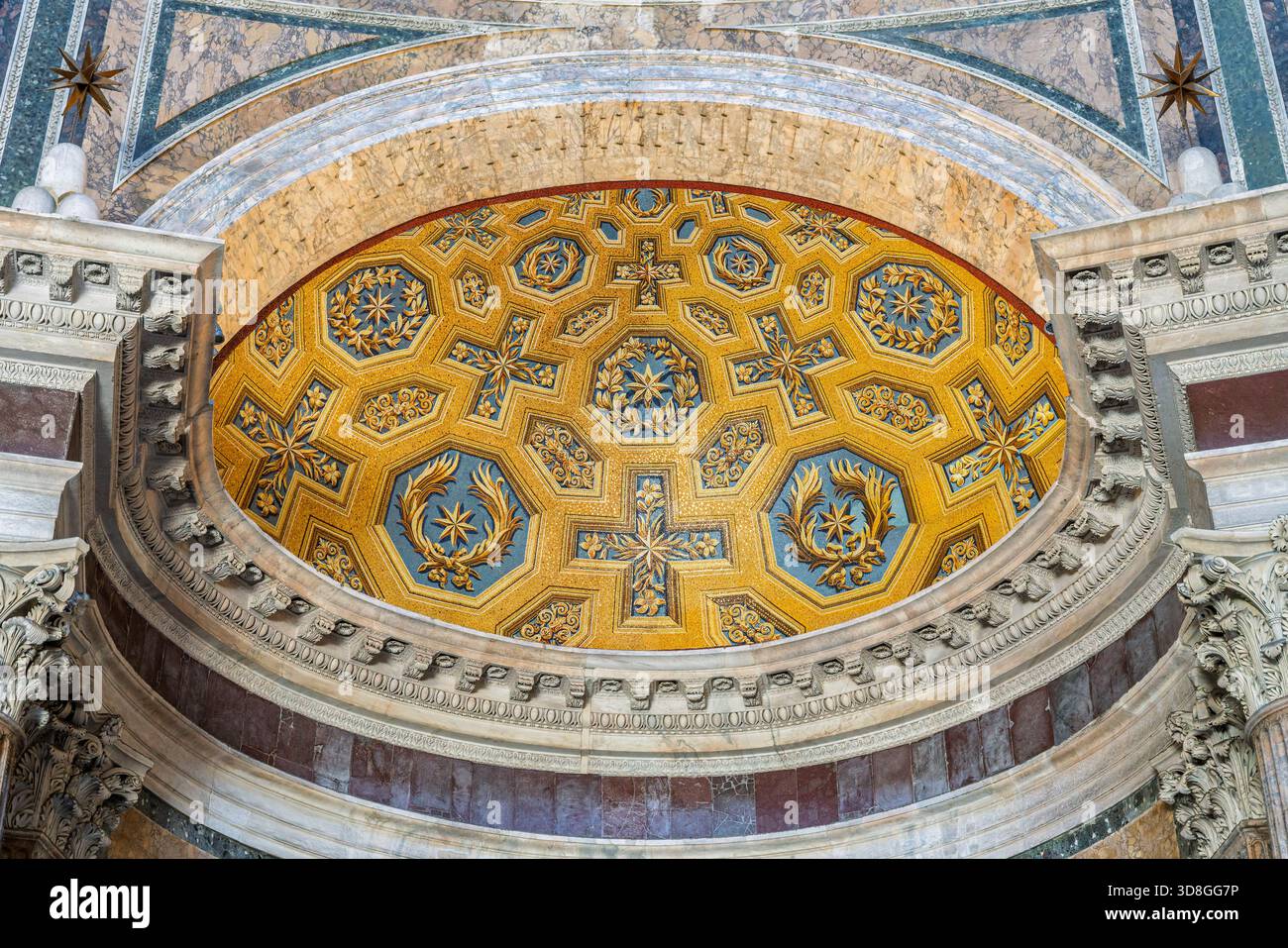 Coffered golden ceiling marble hi-res stock photography and images - Alamy