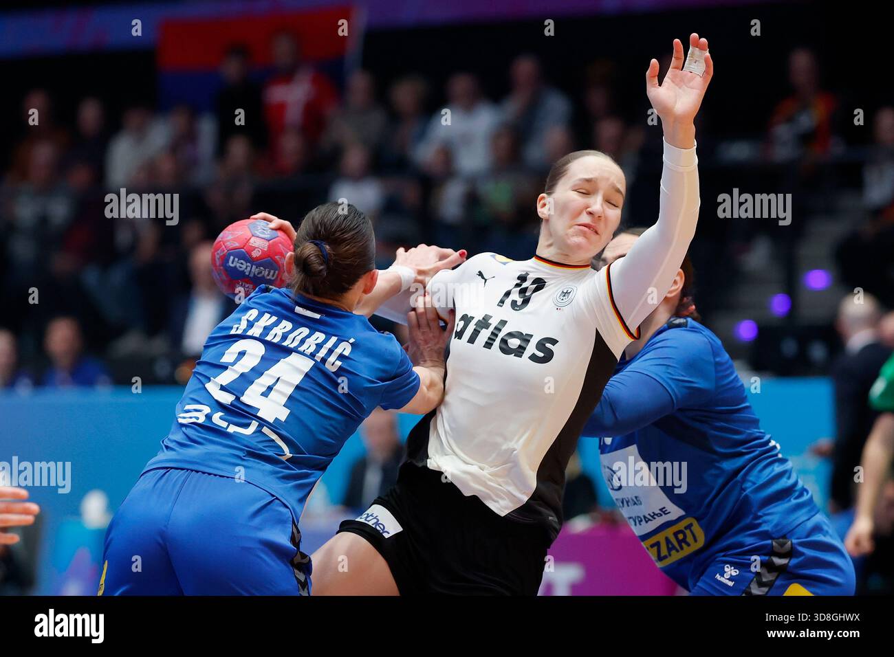 l.-r.: Jovana Skrobic (Serbia, 24), Nieke Kuehne (DHB, 19) and Jelena ...