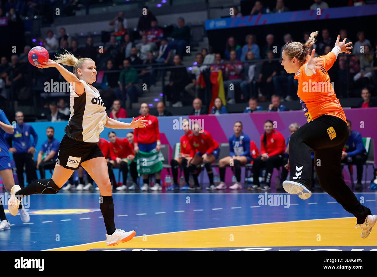 l.-r.: Antje Doell (DHB, 29) make the goal for 4:2, 30.11.2025, 27TH ...