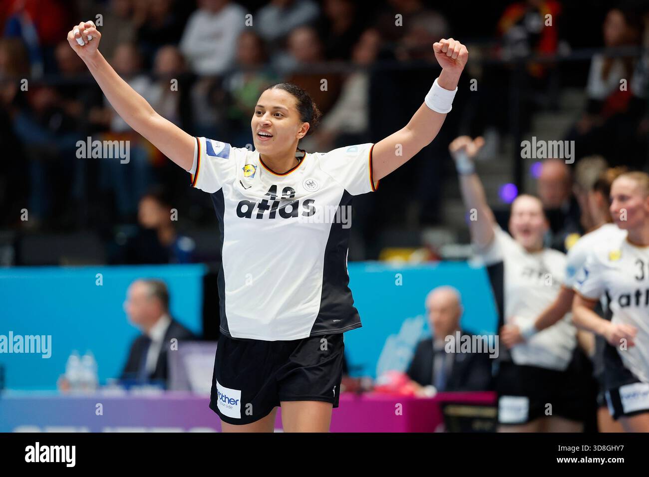 l.-r.: Aimee von Pereira (DHB, 49) celebrates after the victory against ...