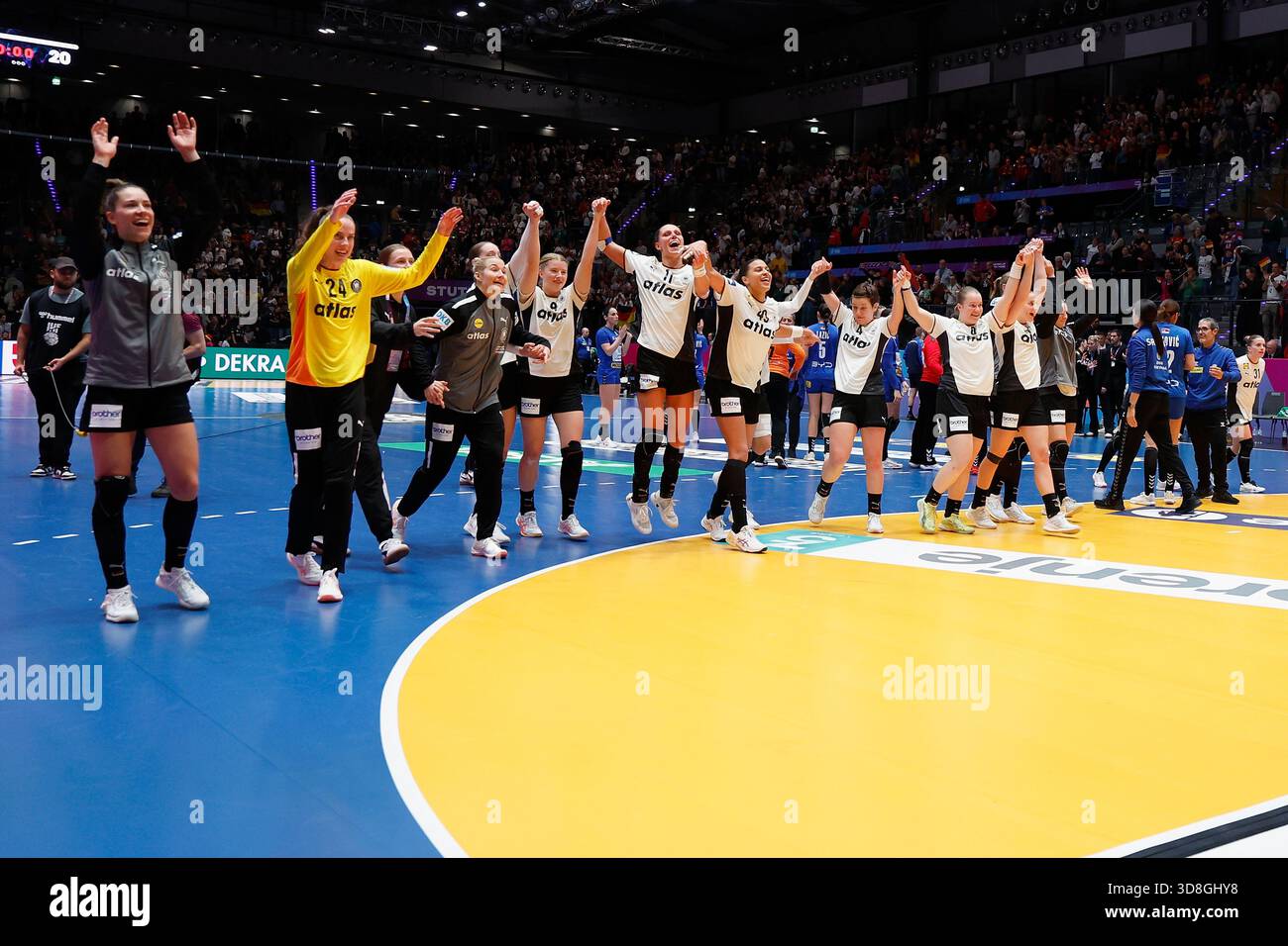 The German women's handball team is delighted with their victory ...