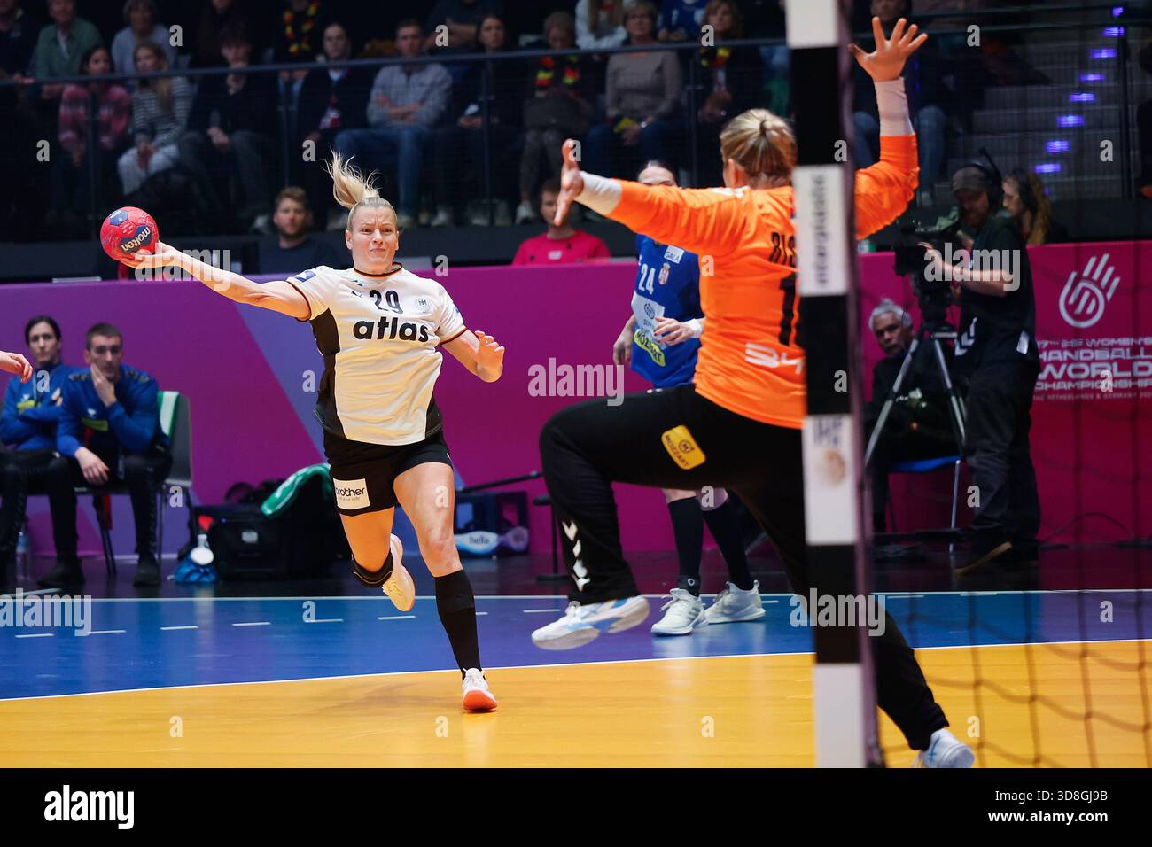 l.-r.: Antje Doell (DHB, 29) make the goal for 1:1, 30.11.2025, 27TH IHF Womens Handball World ...