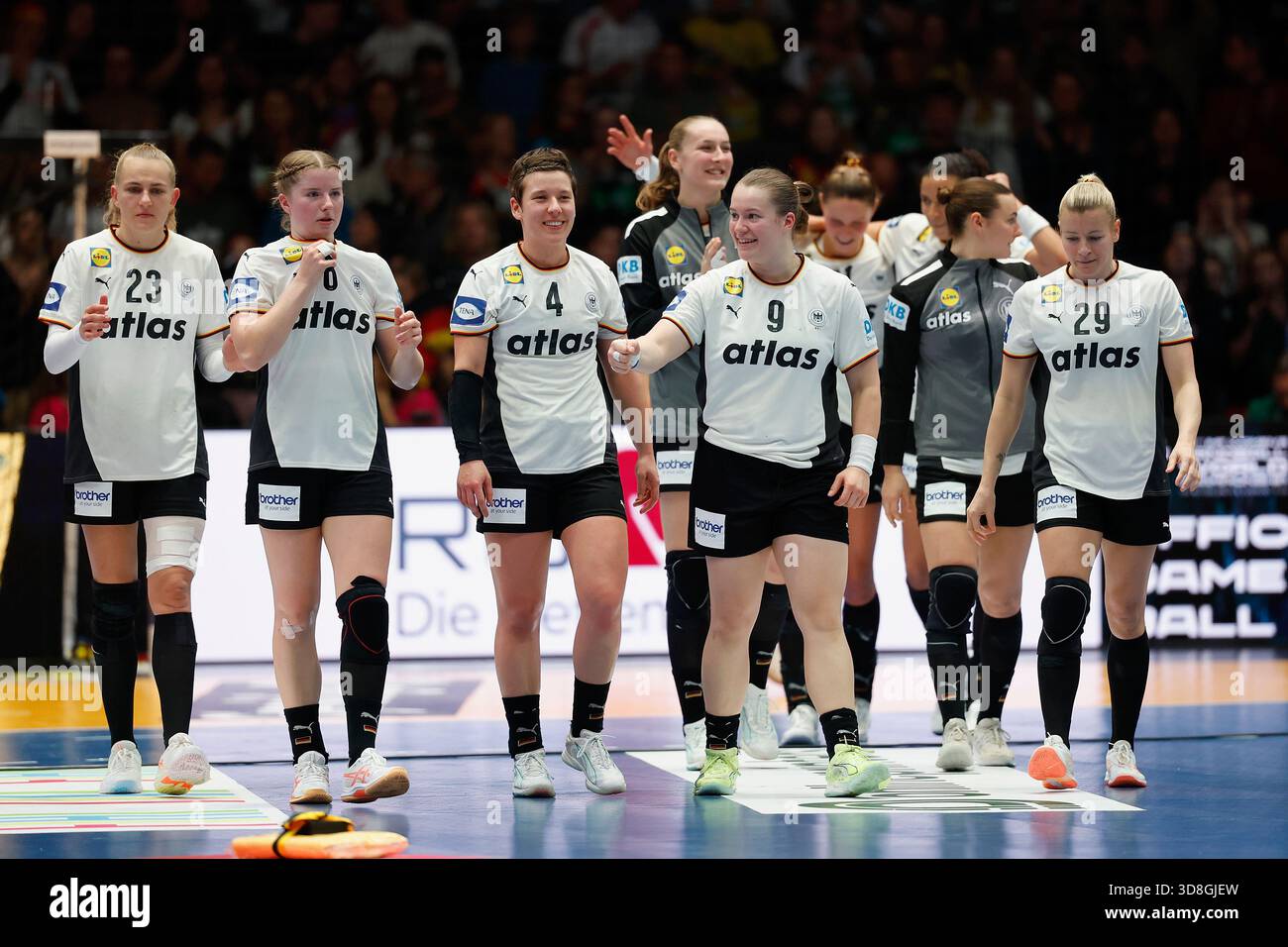 The German women's handball team is delighted with their victory ...