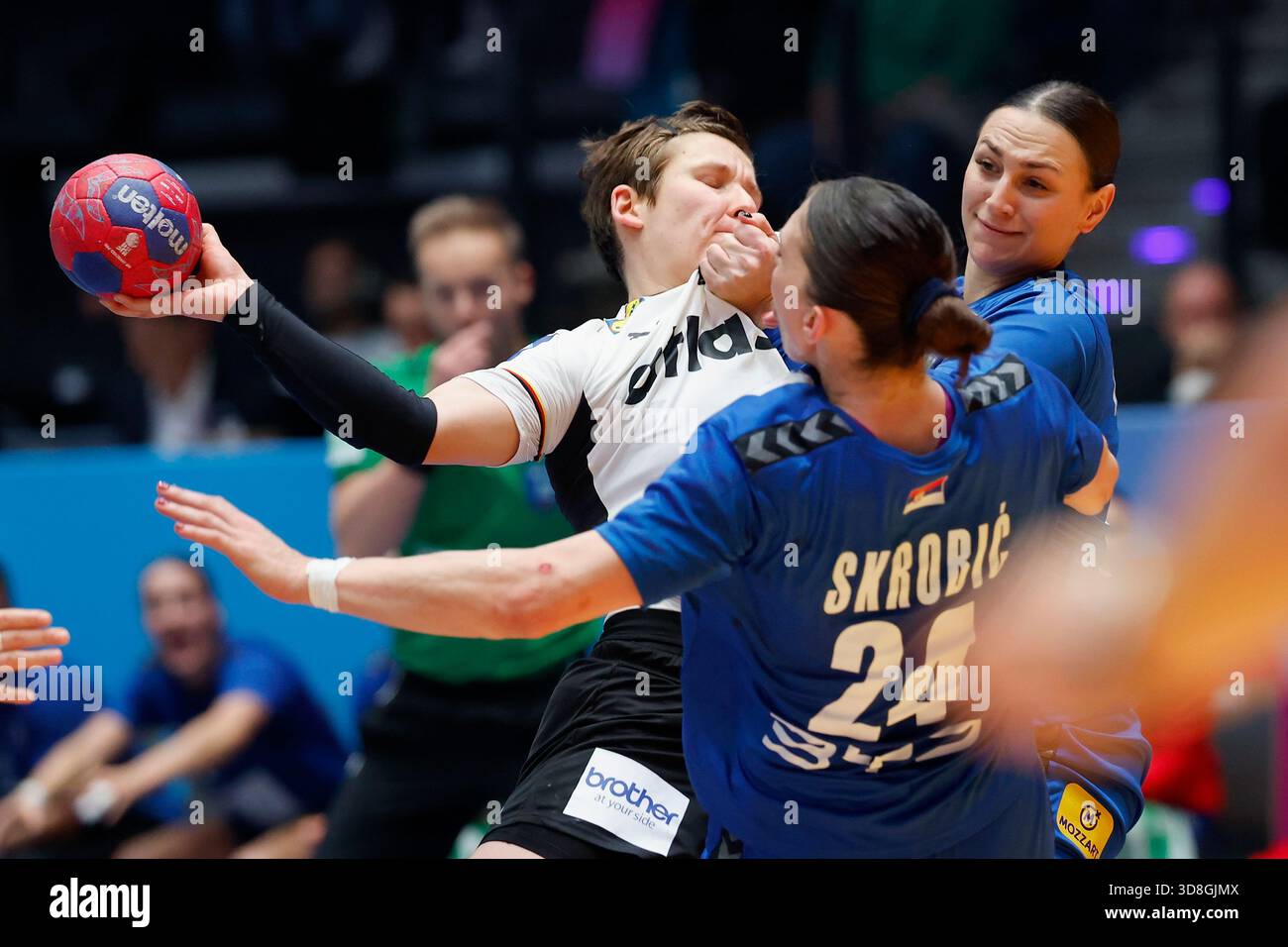 l.-r.: Alina Grijseels (DHB, 4), Jovana Skrobic (Serbia, 24) and Jelena ...