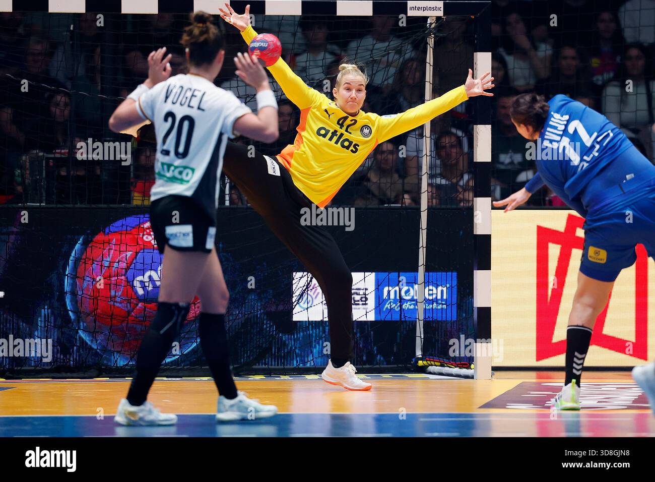 l.-r.: Torwartin, Goalkeeper Katharina Filterr (DHB, 42), parries a ...