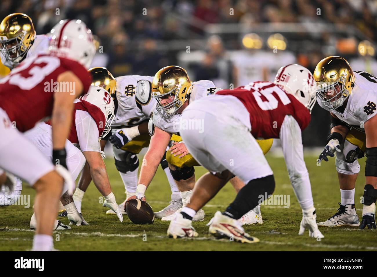 PALO ALTO, CA - NOVEMBER 29: Notre Dame Fighting Irish offensive ...