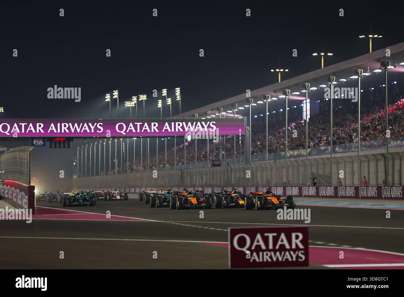 (251201) -- DOHA, Dec. 1, 2025 (Xinhua) -- Race starts during the ...