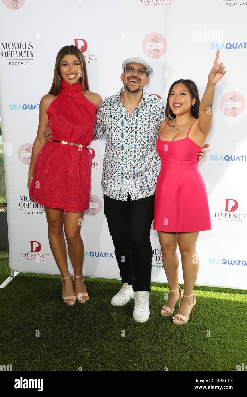 Sydney, Australia. 30th November 2025. Models Aprille Love and ...