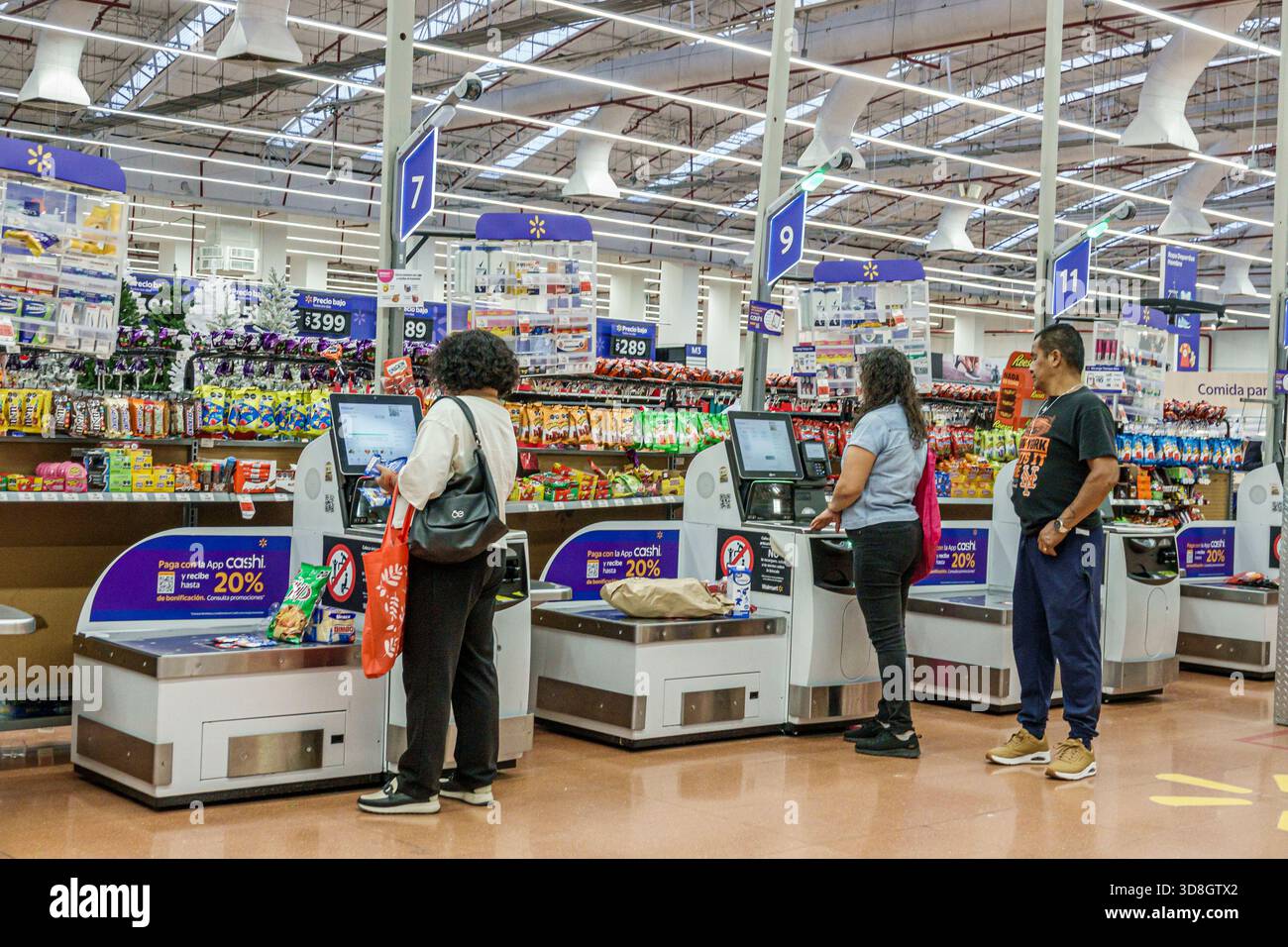 Supermarket checkout line candy hi-res stock photography and images - Alamy
