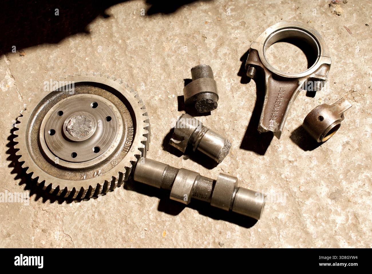 Snapped camshaft hi-res stock photography and images - Alamy