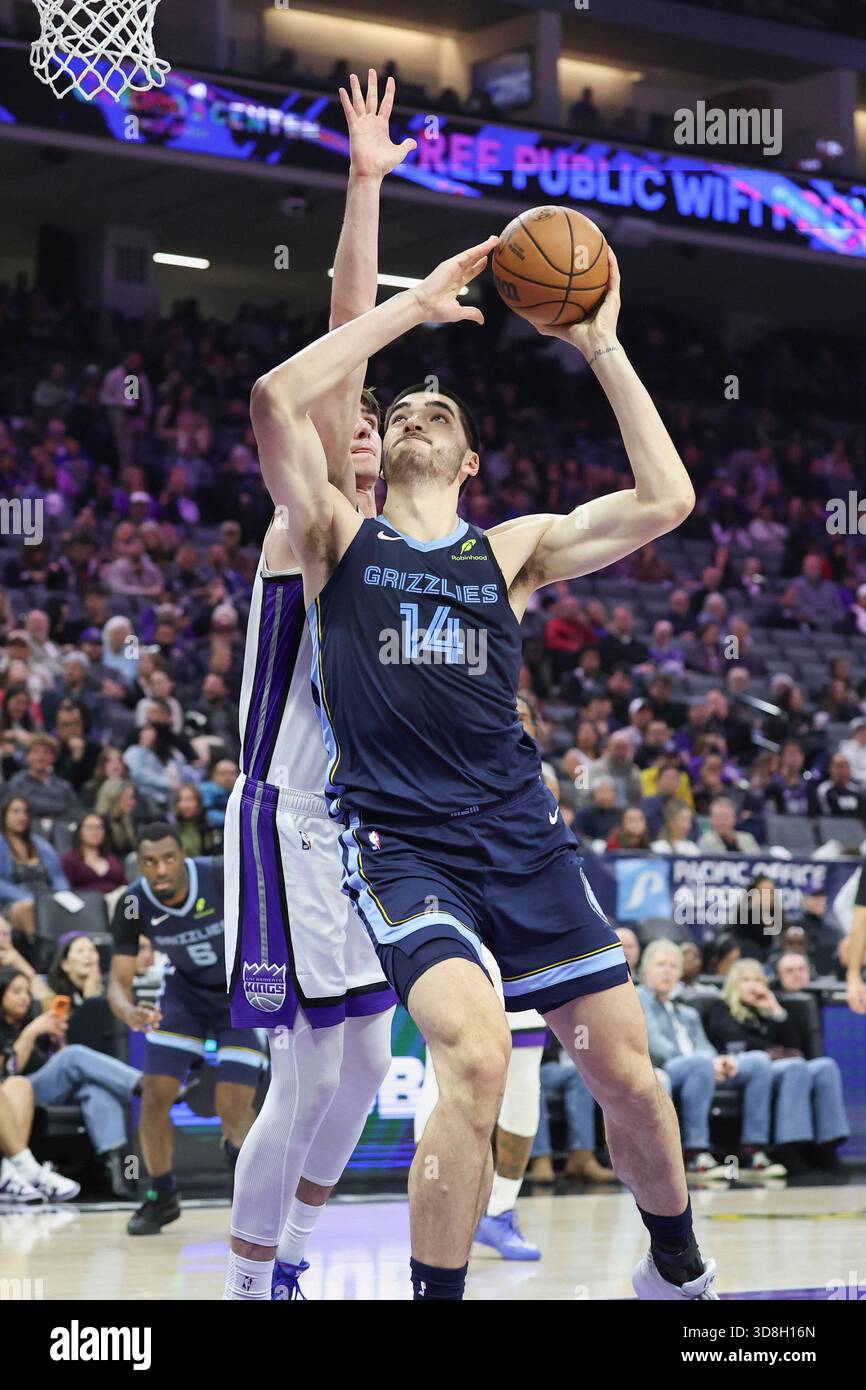 Memphis Grizzlies center Zach Edey (14) goes up for a layup with ...
