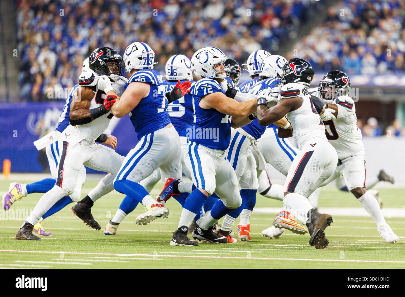 Defensive lineman line scrimmage hi-res stock photography and images ...