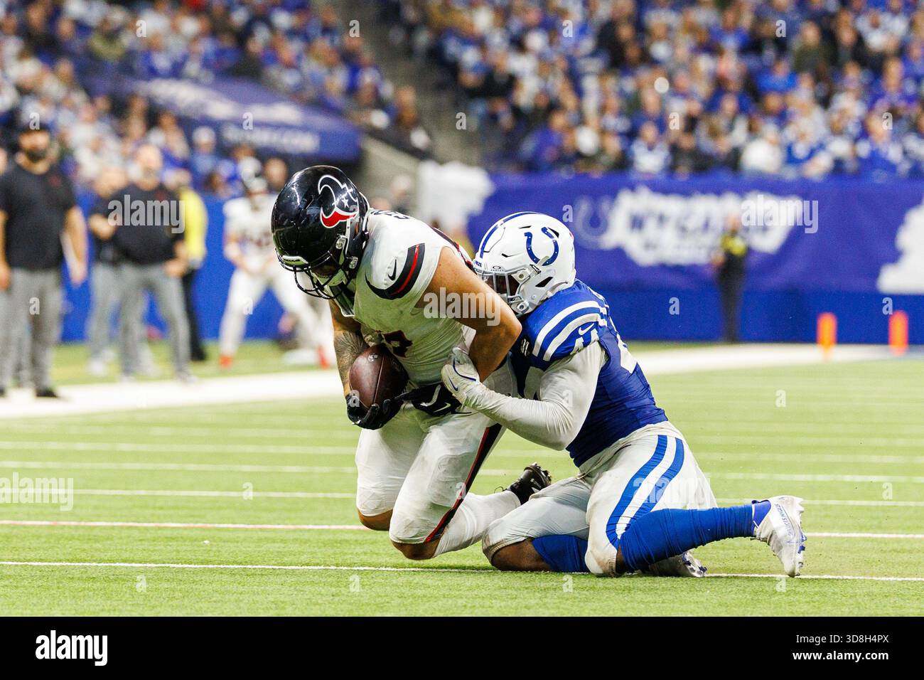 November 30, 2025: Indianapolis Colts linebacker Zaire Franklin (44 ...
