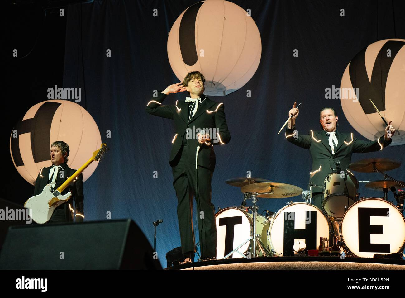 The Hives band Members, Vigilante Carlstroem, Pelle Almqvist, Johan ...