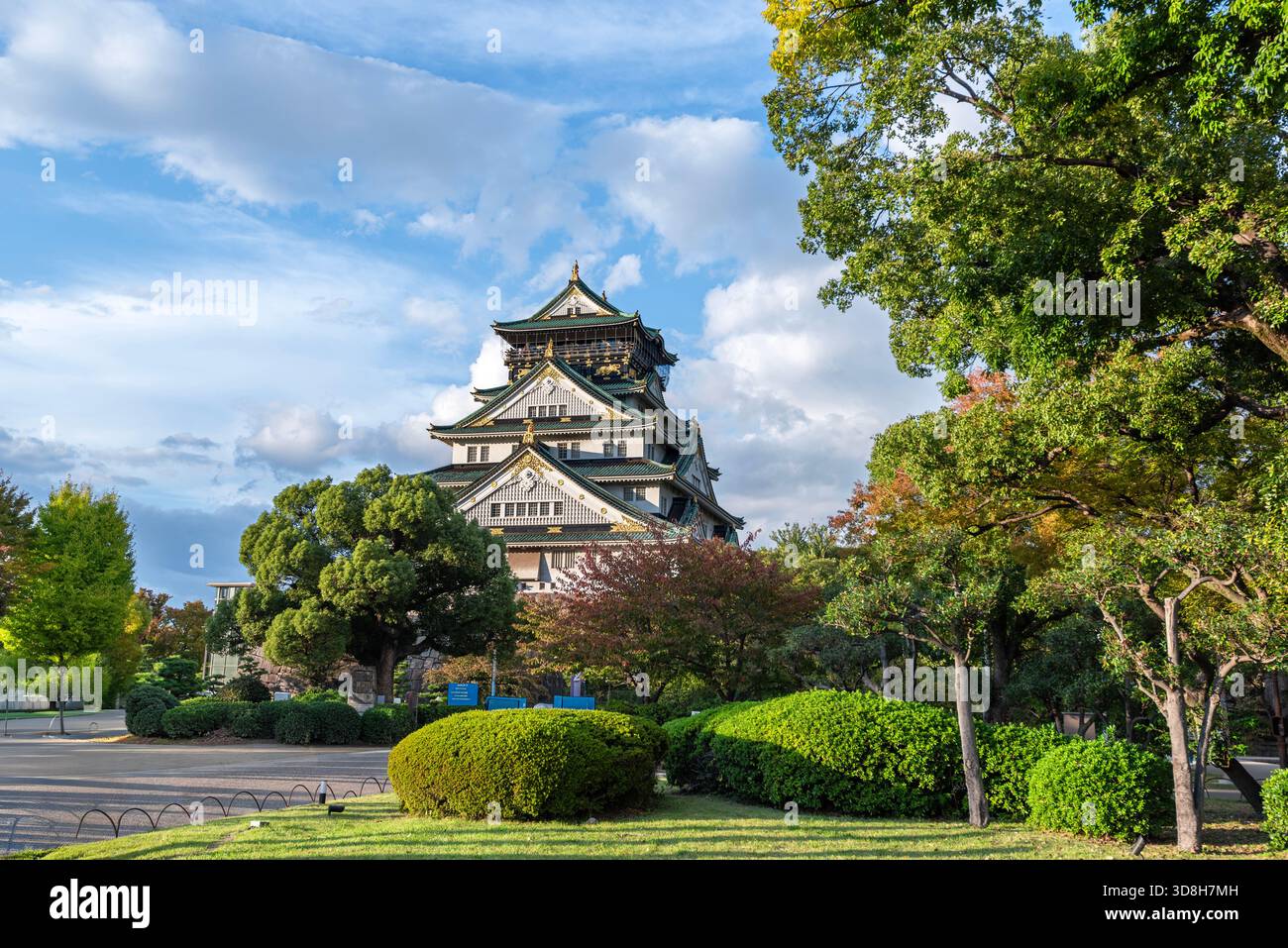 Historic castle building surrounded hi-res stock photography and images ...