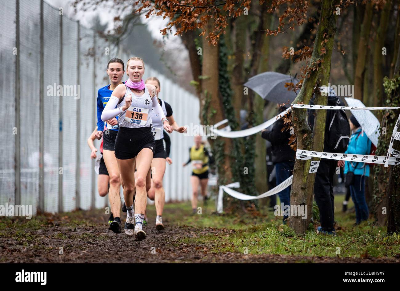 Pia SZYMANOWSKI (LAV Stadtwerke Tübingen) and Emily QUAST (SCC Berlin ...