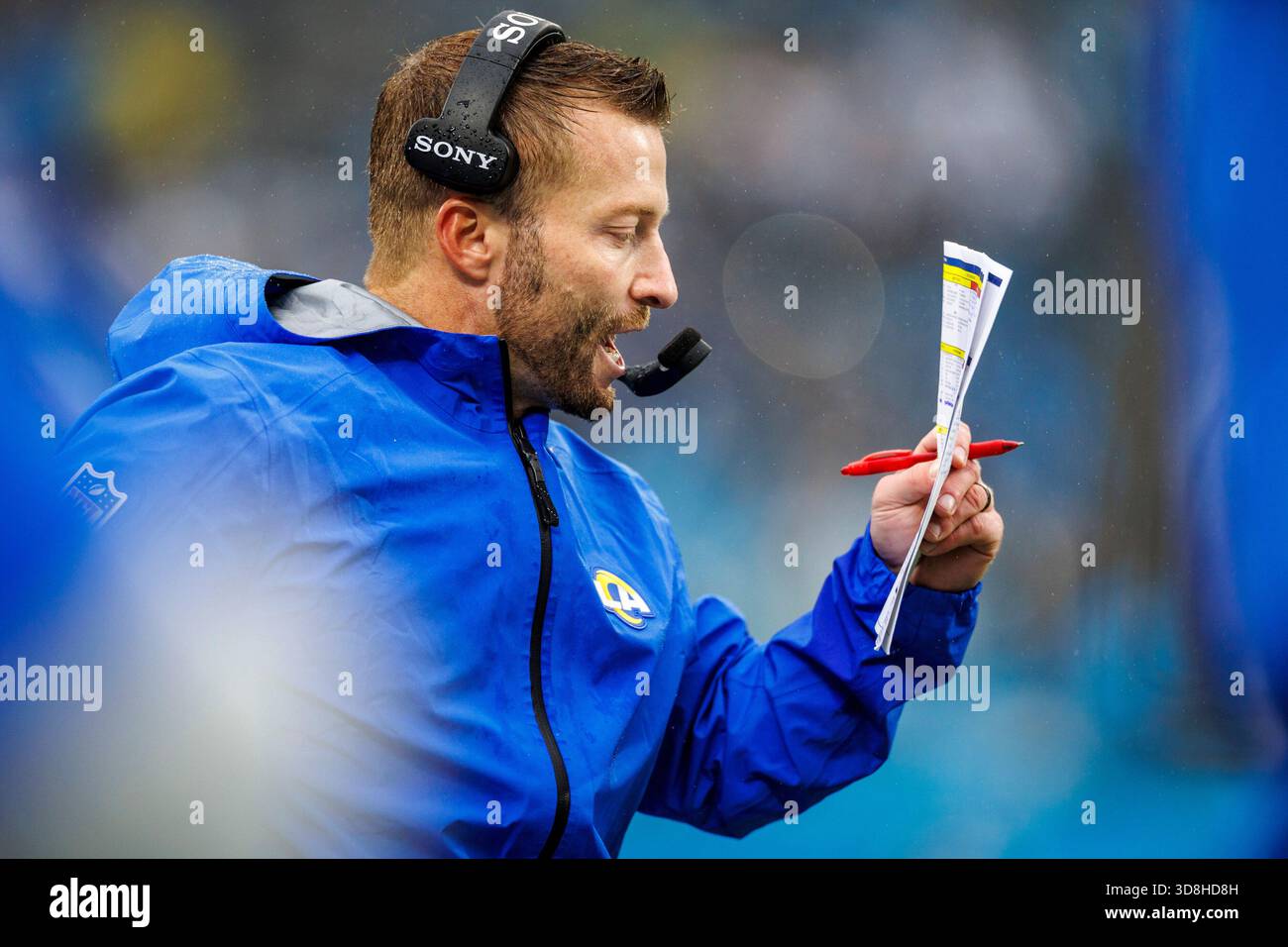 Los Angeles Rams head coach Sean McVay calls a play during an NFL ...
