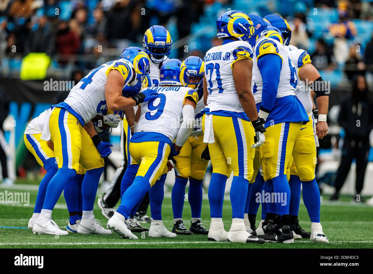 Los Angeles Rams quarterback Matthew Stafford (9) runs the huddle ...