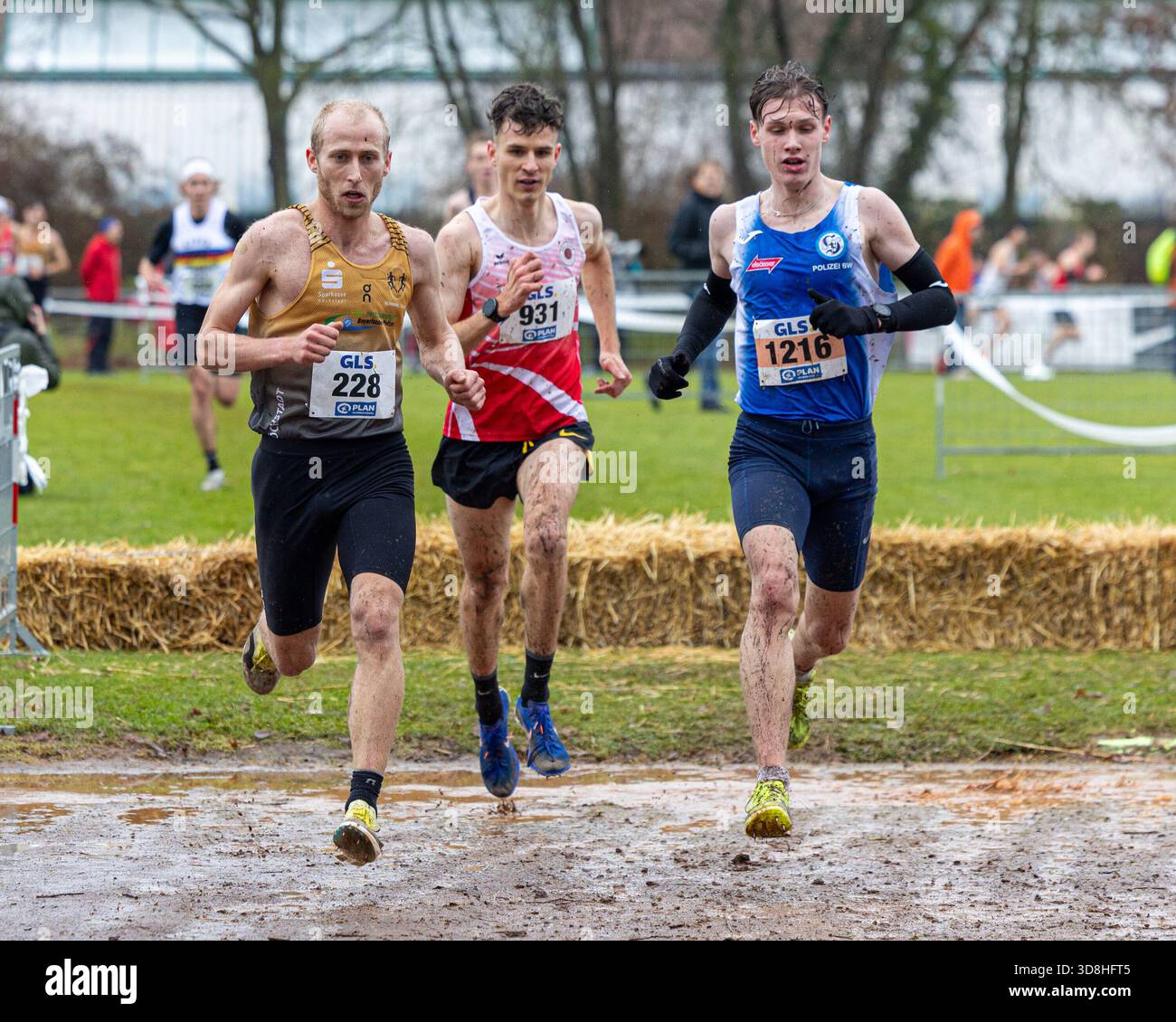Florian BREMM (LSC Höchstadt/Aisch) in front of Kurt LAUER (VfL ...