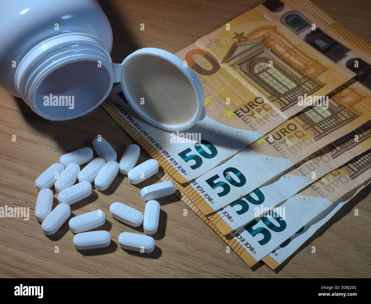 Drugs banknotes on table close hi-res stock photography and images - Alamy