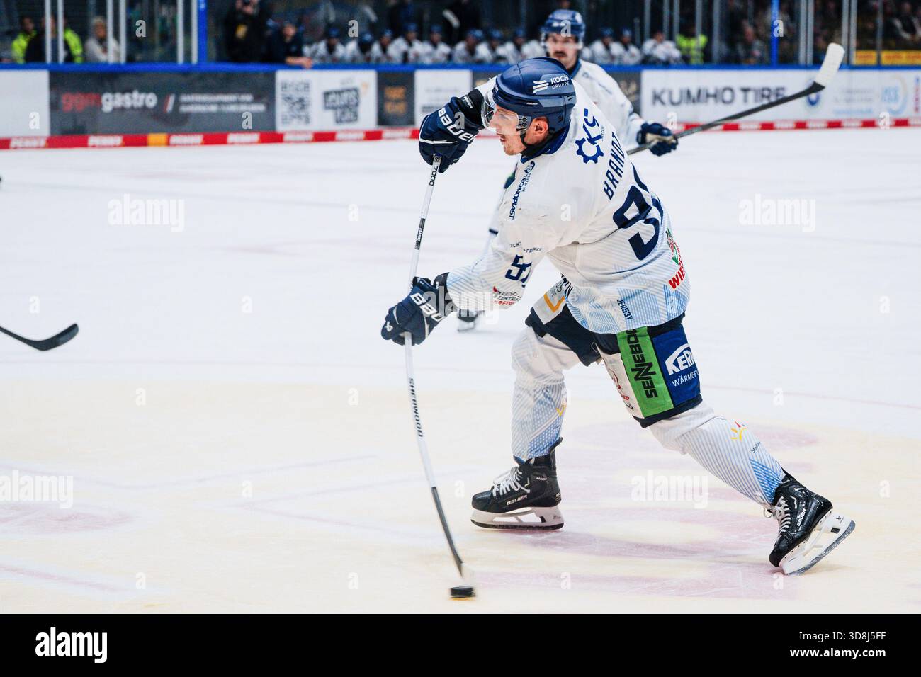 Fraser Hornby (Frankfurt Lions, #65), Fabio Kose (Straubing Tigers, #78 ...
