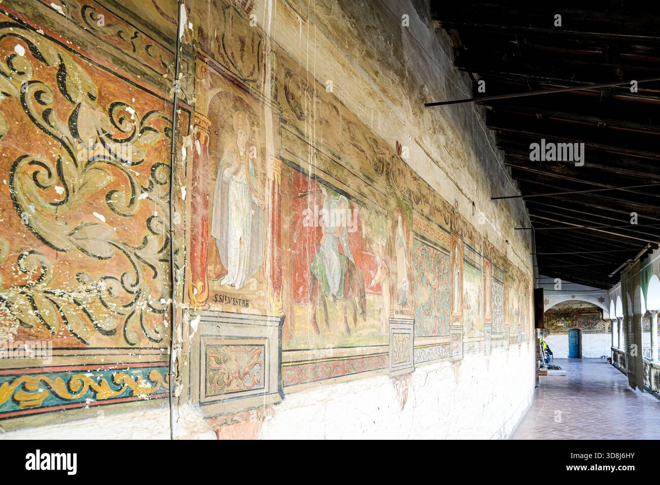 Images of the current state of the courtyard of the convent of Santa ...
