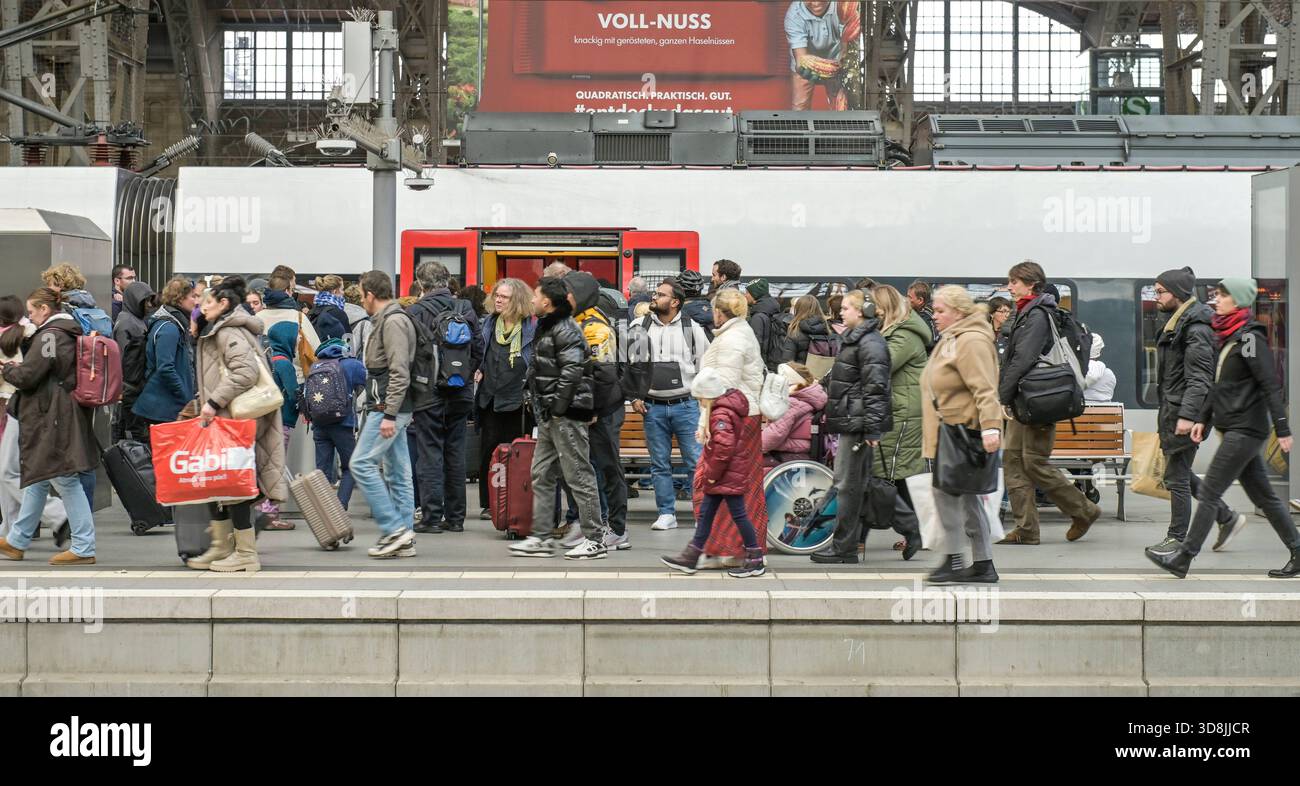 Passagiere, voller Bahnsteig, Hauptbahnhof, Leipzig, Sachsen ...
