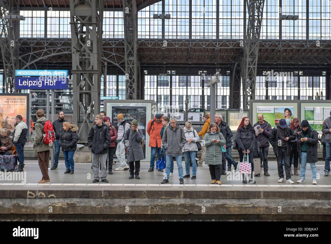 Passagiere, voller Bahnsteig, Hauptbahnhof, Leipzig, Sachsen ...