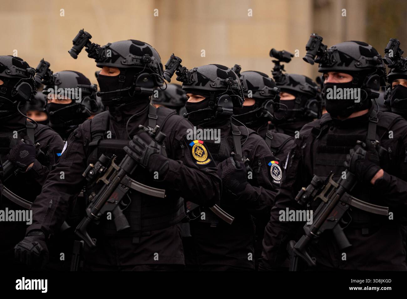 Romanian intelligence service troops march under the Arc de Triomphe ...