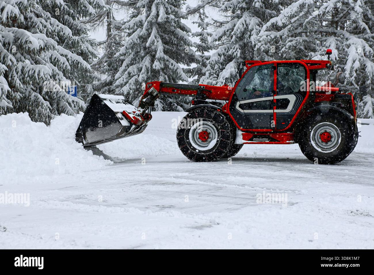 Red telehandler hi-res stock photography and images - Alamy