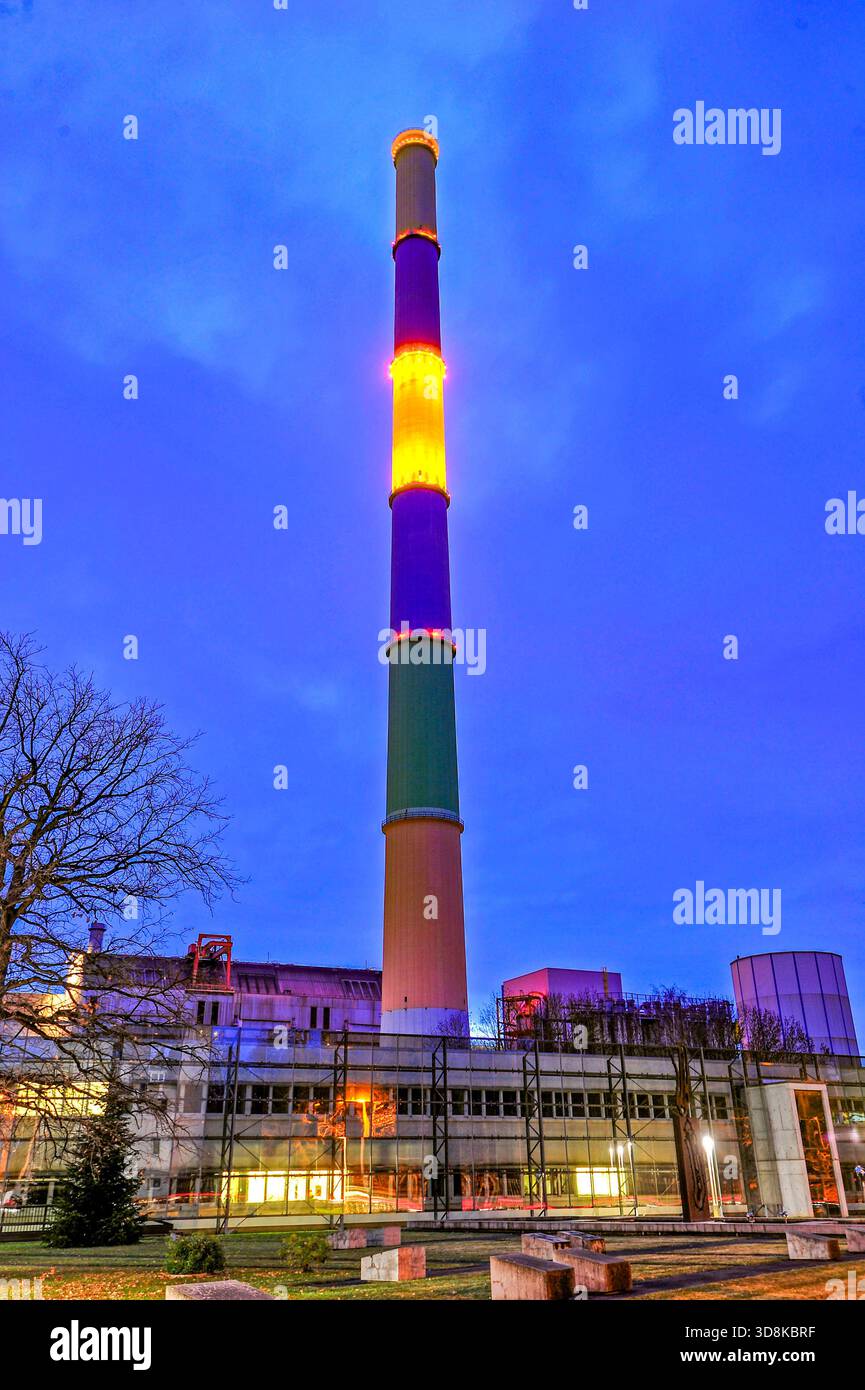 Schornstein 20251125 - Chemnitz: Chemnitzer Schornstein / Esse / Lulatsch leuchtet orange, Eins ...