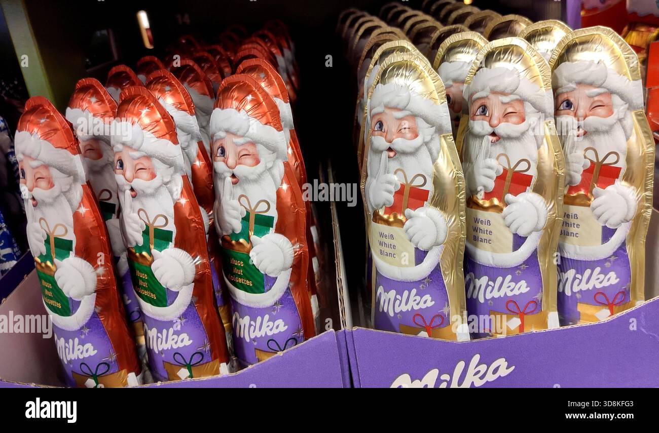 01.12.2025, Berlin - Deutschland. Schoko-Weihnachtsmänner von Milka ...