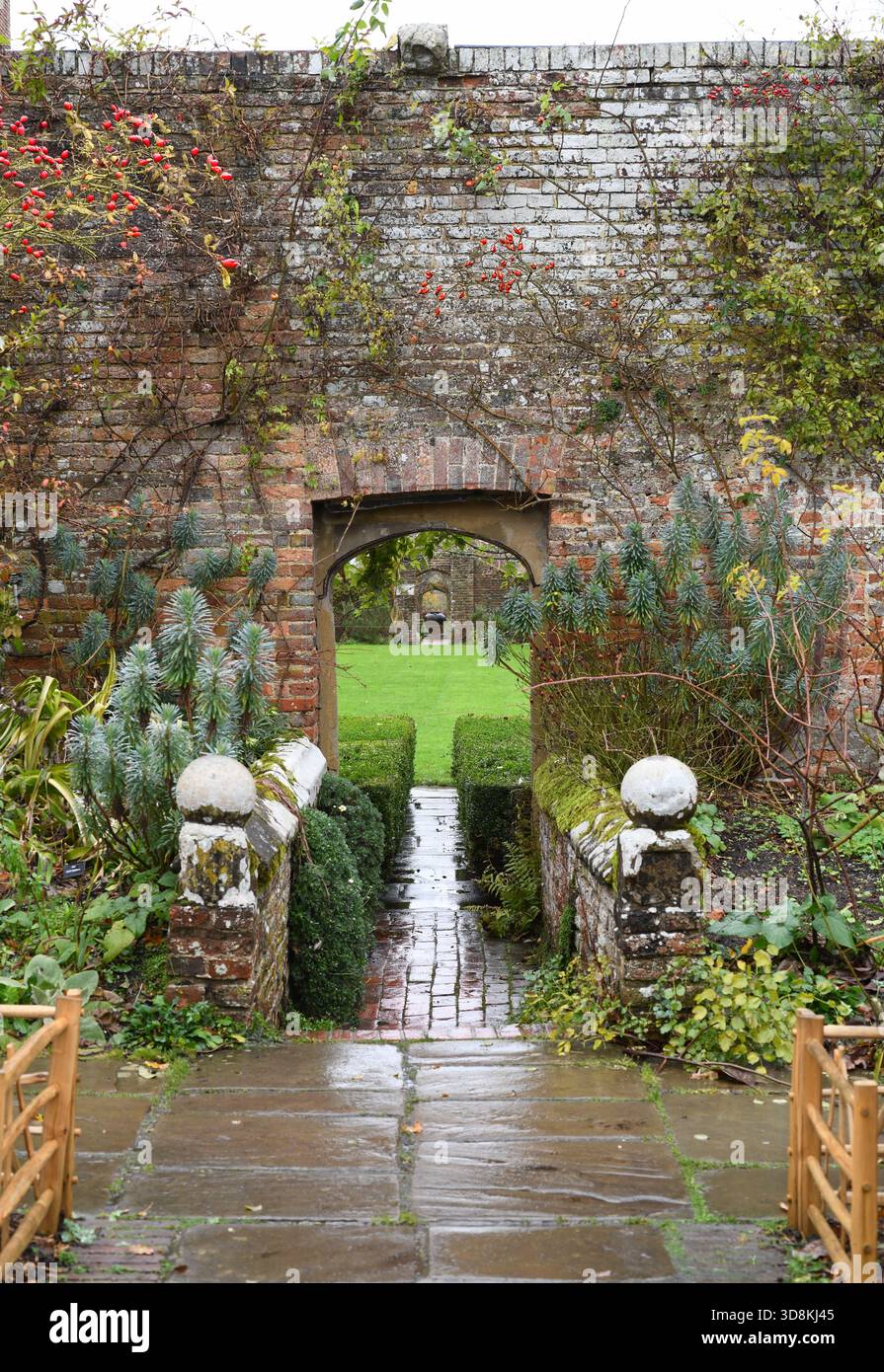 Sissinghurst garden in late november hi-res stock photography and ...