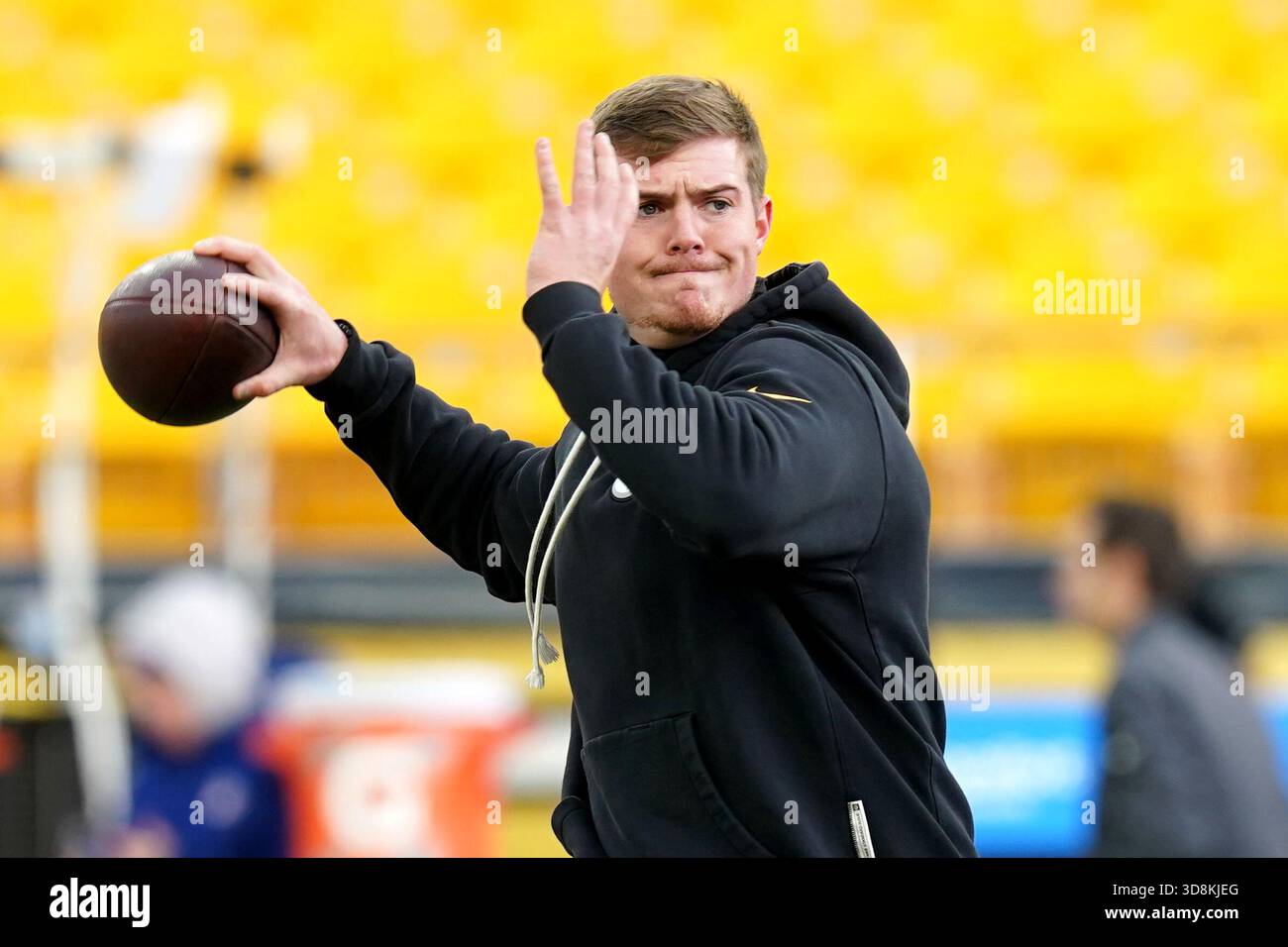 Pittsburgh Steelers quarterback Will Howard (18) warms up before an NFL ...