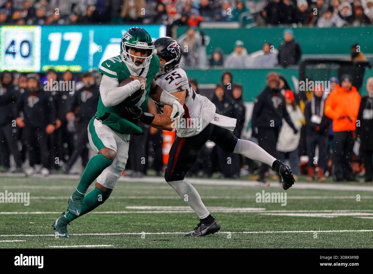 New York Jets quarterback Tyrod Taylor (2) runs for a touchdown during ...