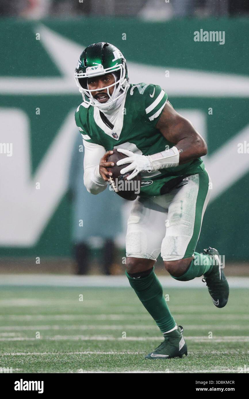 New York Jets quarterback Tyrod Taylor (2) looks to pass during an NFL ...