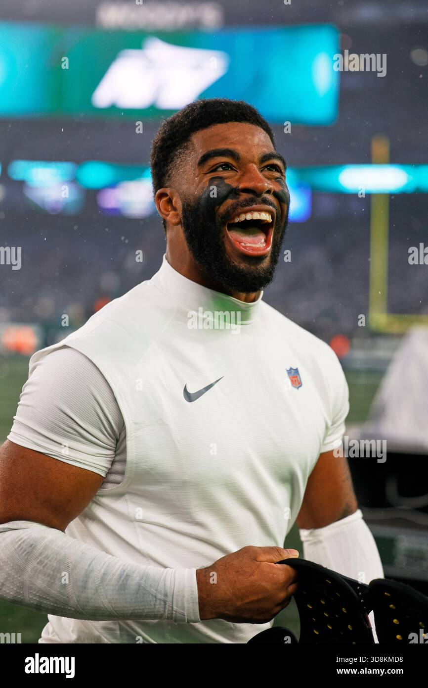 New York Jets cornerback Qwan'tez Stiggers heads into the locker room ...