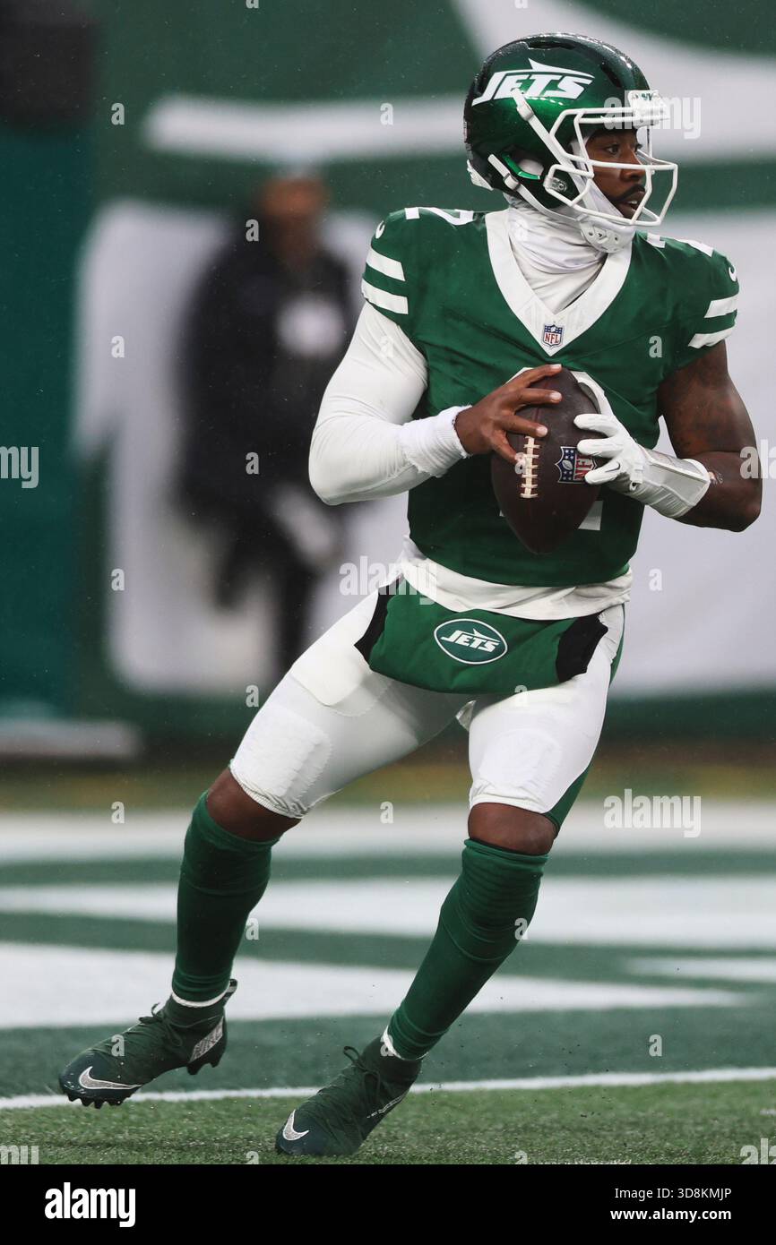 New York Jets quarterback Tyrod Taylor (2) looks to pass during an NFL ...