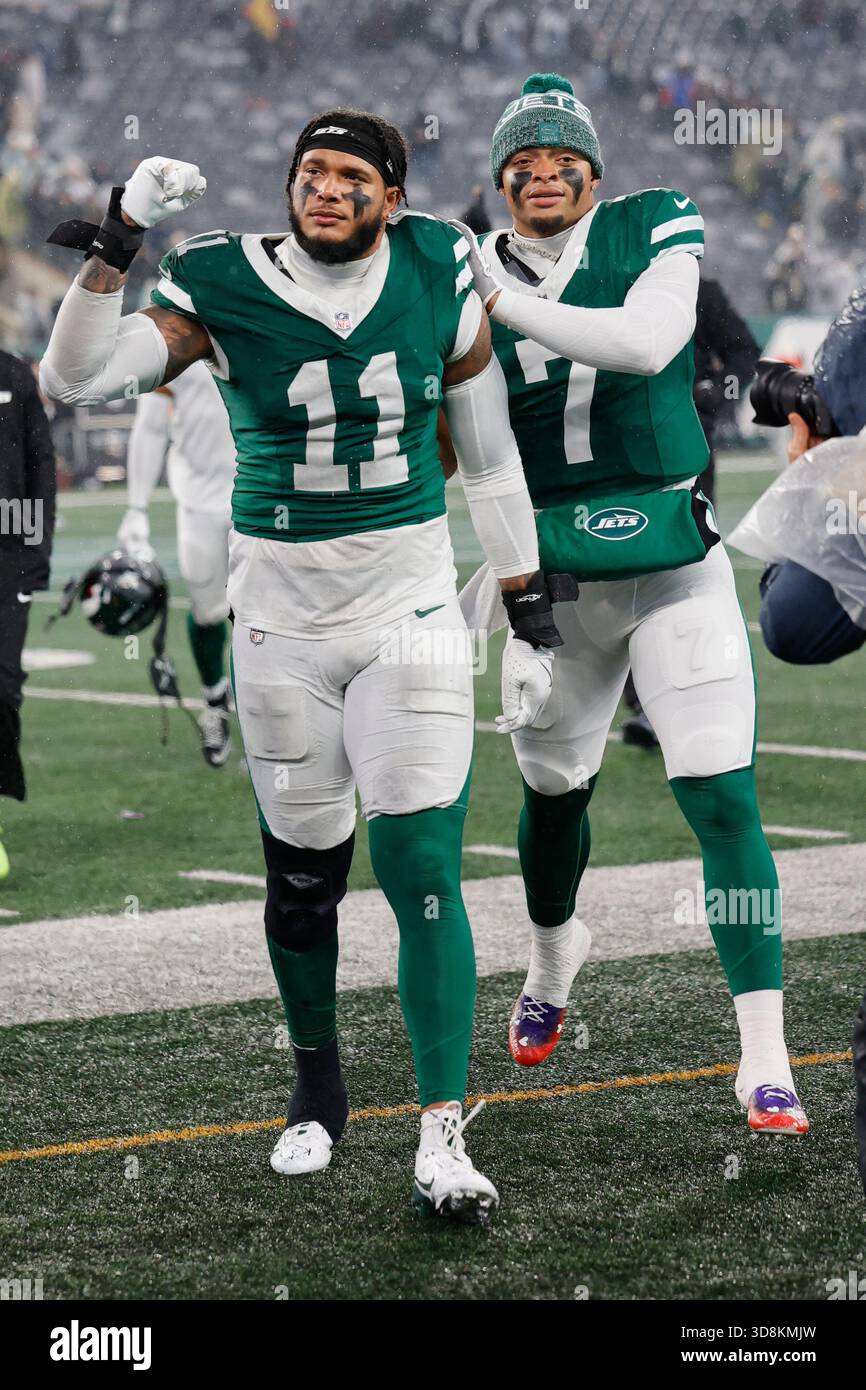 New York Jets linebacker Jermaine Johnson II (11) heads into the locker ...